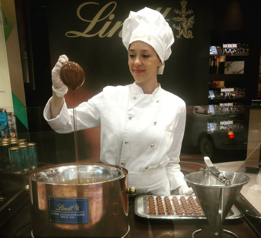 Lindt celebra 75 anos de Lindor com produção de chocolates ao vivo e ...