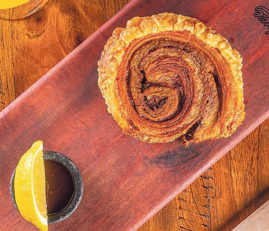 Onde comer torresmo de rolo, que parece um rocambole, no Rio de Janeiro