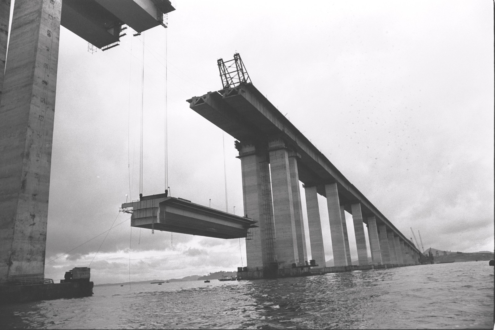 Ponte Rio-Niterói completa 49 anos; veja imagens marcantes