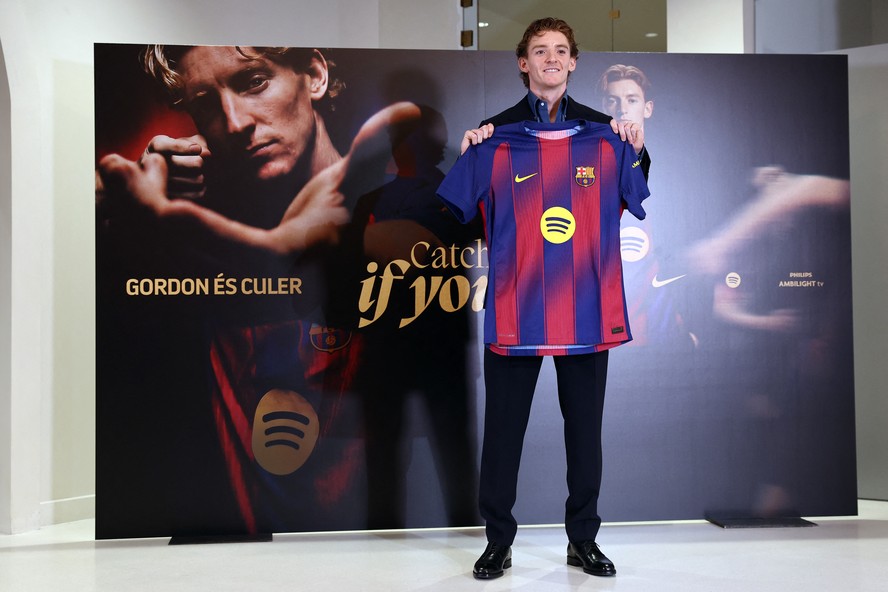 Barcelona oficializa contratação de Anthony Gordon, e atacante inglês ...