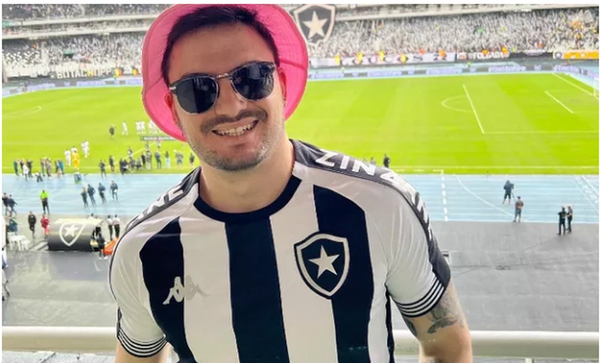 Felipe Neto anuncia que vai abrir R$ 1 mil em figurinhas da Copa do ...