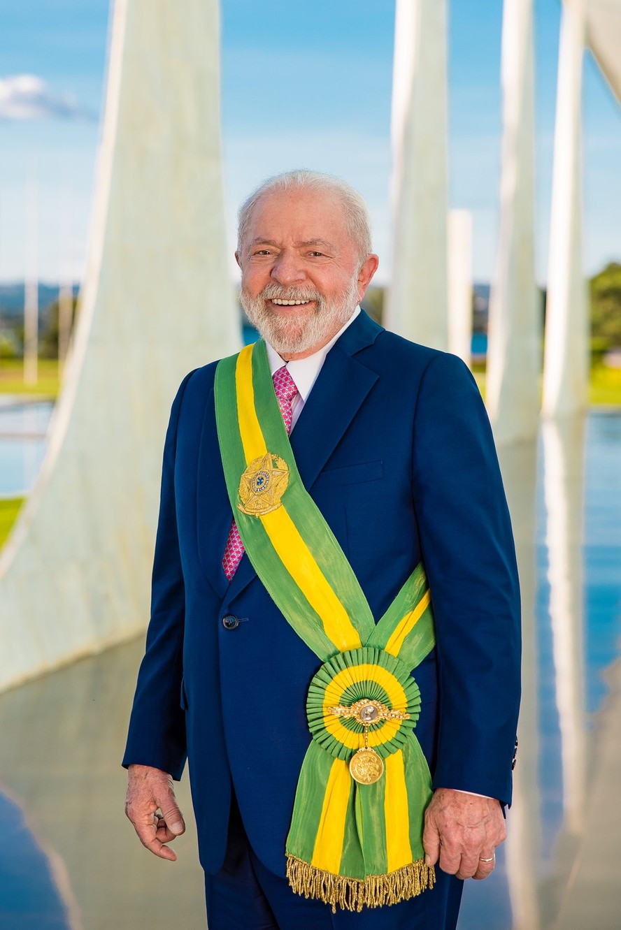 Lula divulga nova foto oficial com faixa presidencial