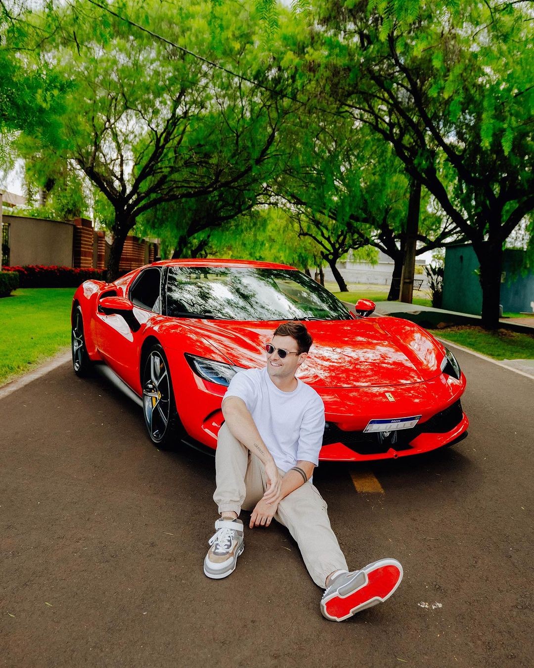 Ferrari dos famosos: veja quem curte carros esportivos e ostenta ...