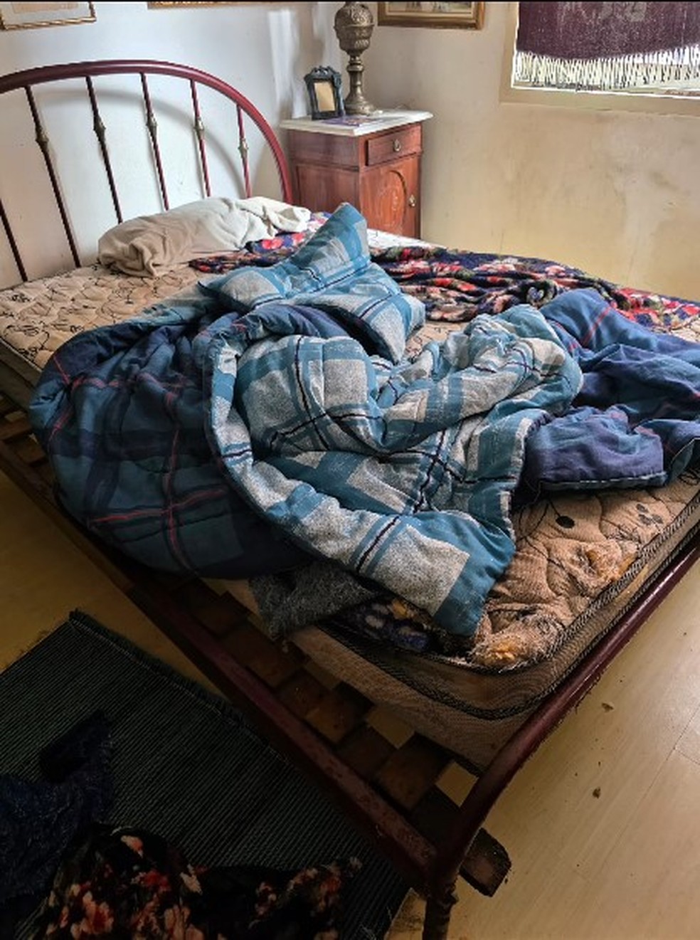 Atriz Rejane Schumann chora ao receber ajuda de desconhecidos após ser ...