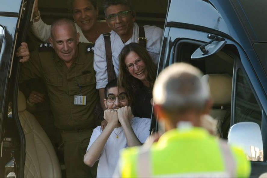 Refém que 'cavou própria cova' reencontra amigos e é festejado na volta ...