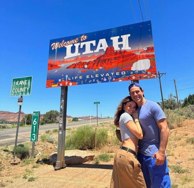 Isis Valverde curte passeio de lancha