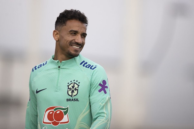 Danilo vai na contramão da nova geração da seleção com yoga, leitura e ...