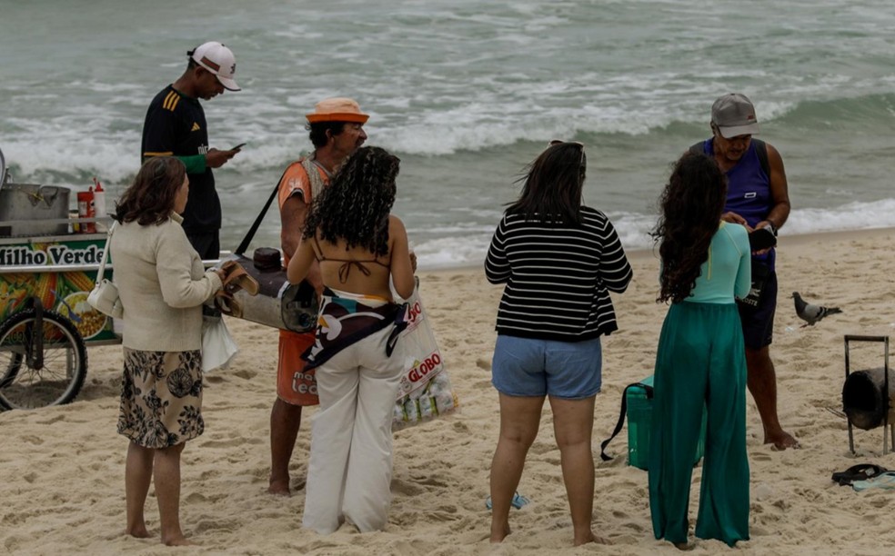 Com recorde de turistas na cidade, praia vira território fértil para ...