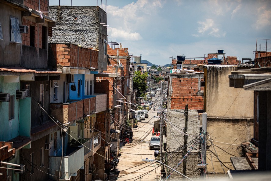 Polícia faz megaoperação no Complexo da Maré contra tráfico de drogas