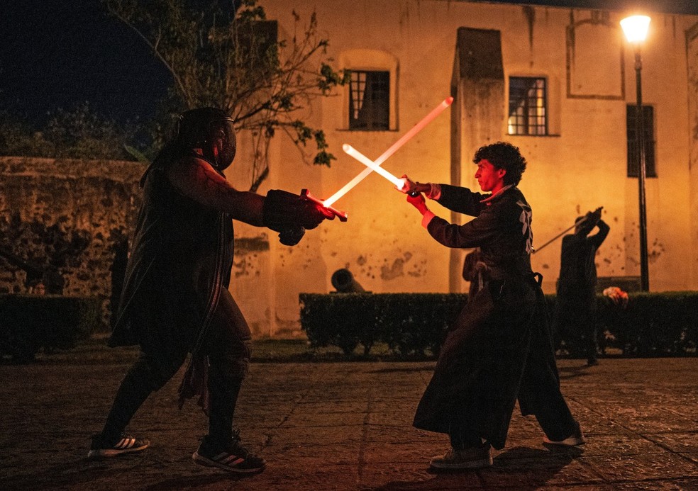 Star Wars: academia dá aulas de combates com sabres de luz no México ...