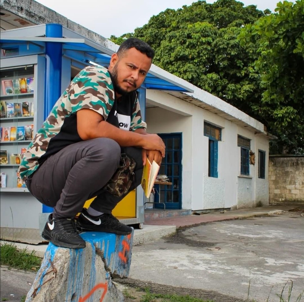 Escritor monta biblioteca em posto da PM na favela de Antares, em Santa Cruz