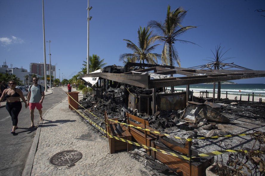 Quiosque Bar do Gil, na Praia do Pepê, reabre meses após incêndio criminoso
