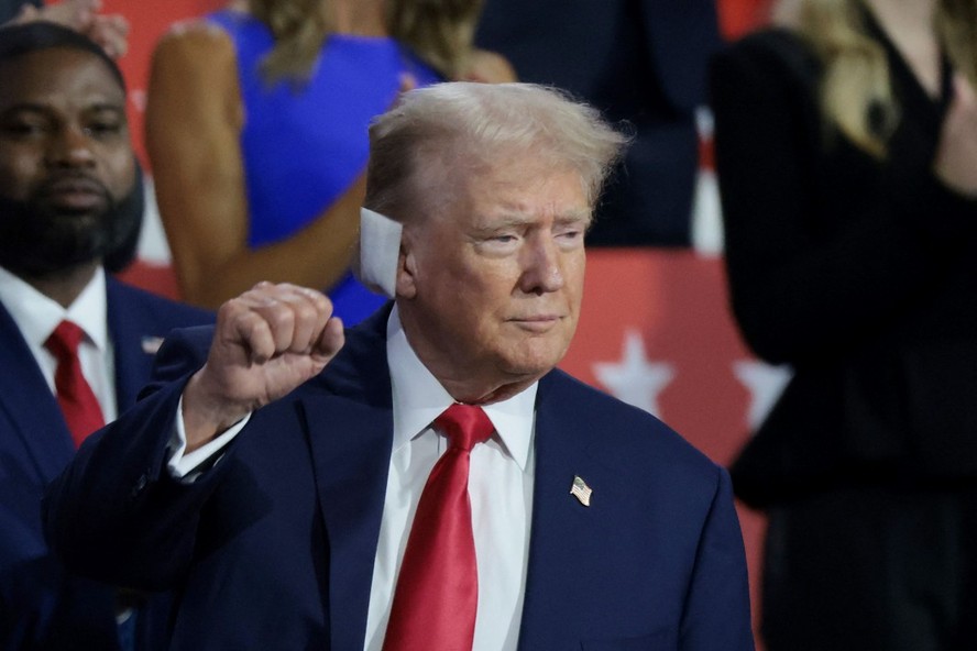 Com curativo na orelha, Trump aparece em público pela primeira vez ...