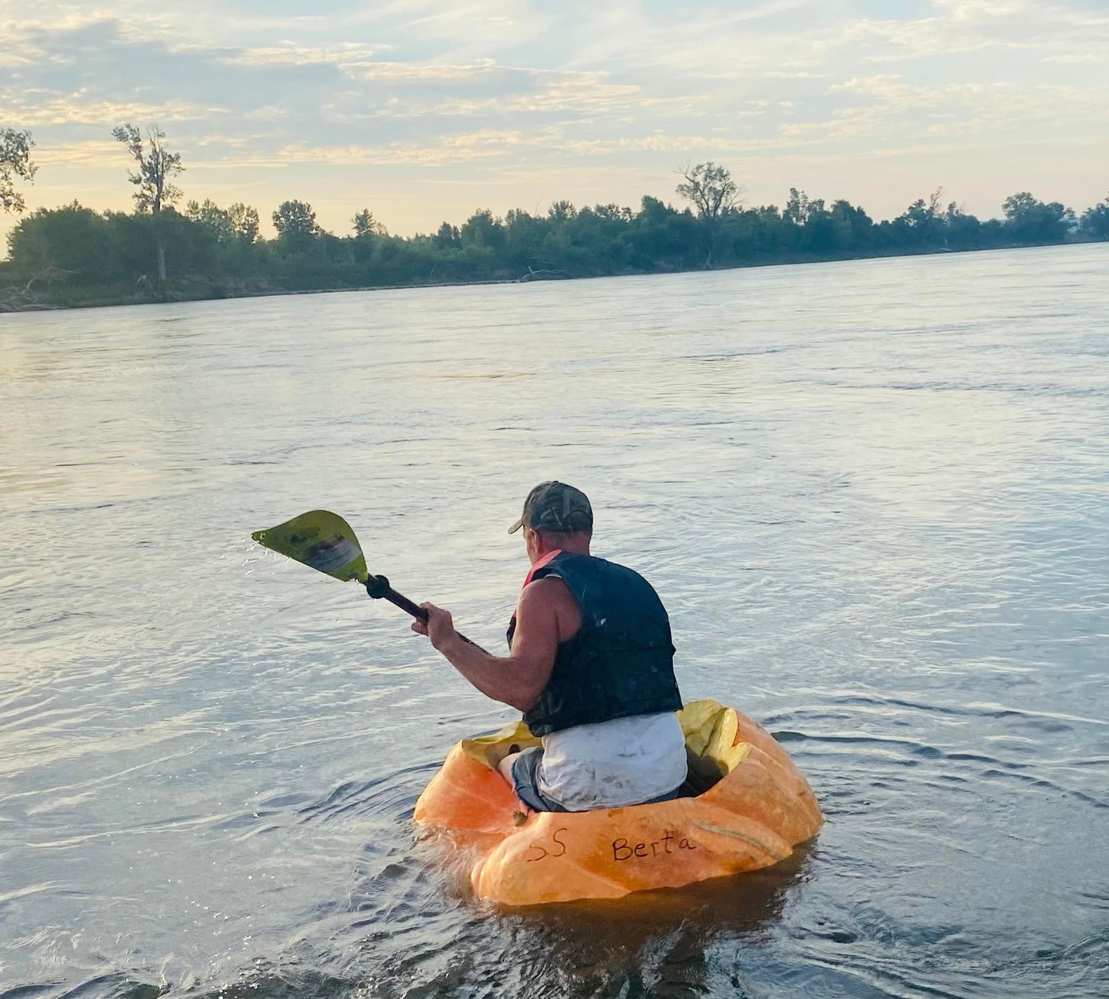 Homem bate recorde após remar 61 km dentro de abóbora gigante nos EUA