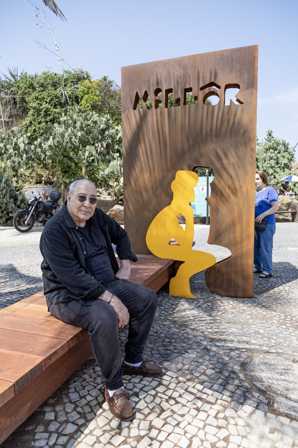 Escultura em homenagem a Millôr Fernandes retorna ao Arpoador
