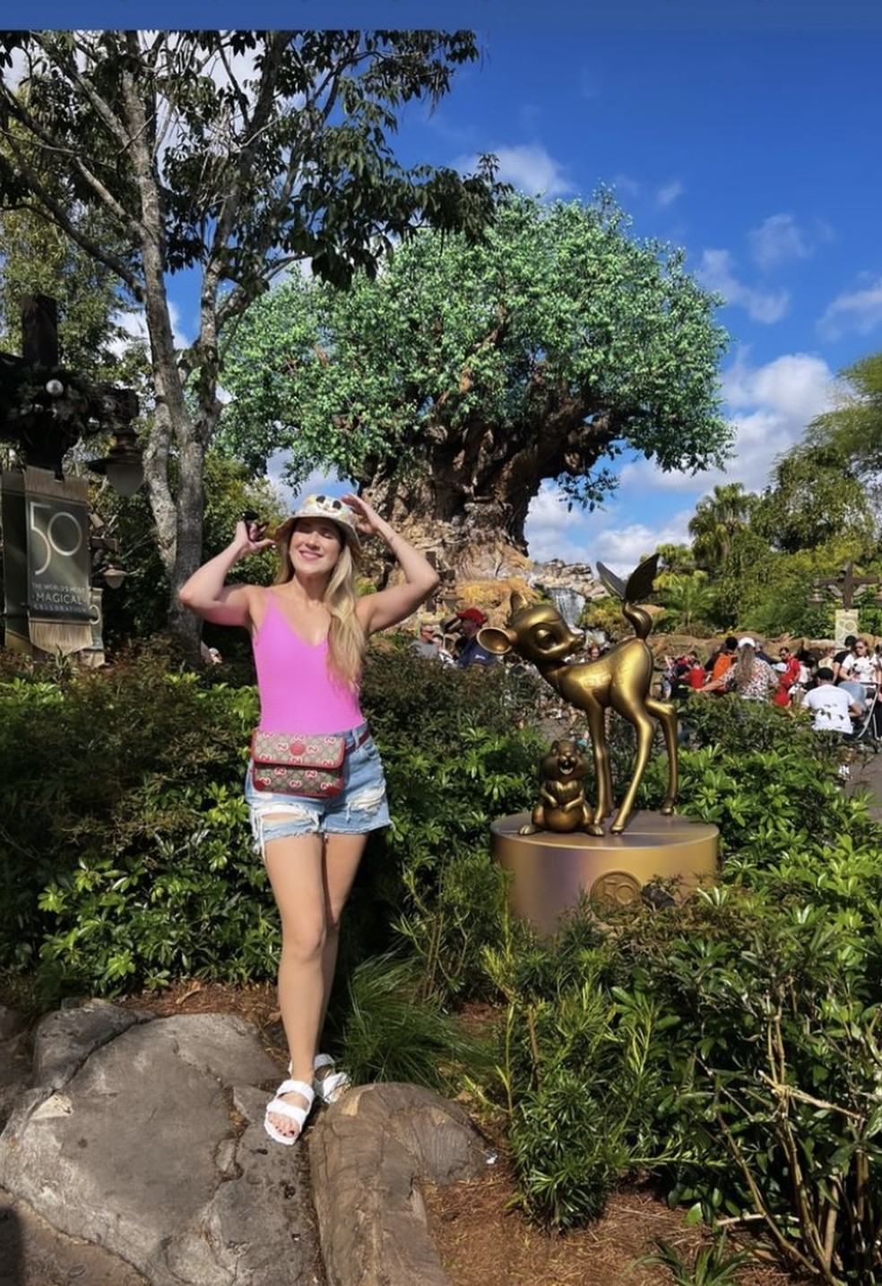 Thais Fersoza e Michel Teló com os filhos na Disney, Mônica Martelli em ...