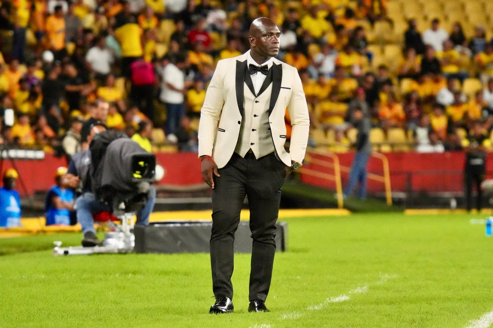 Técnico equatoriano que viralizou por estilo contra Corinthians tem ...