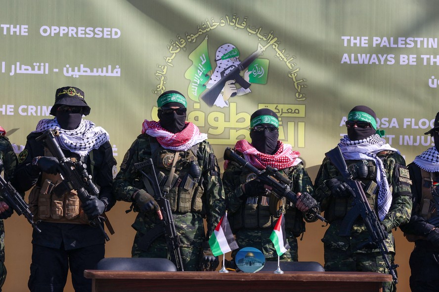 Hamas coreografa demonstração de força com entrega de reféns em Gaza