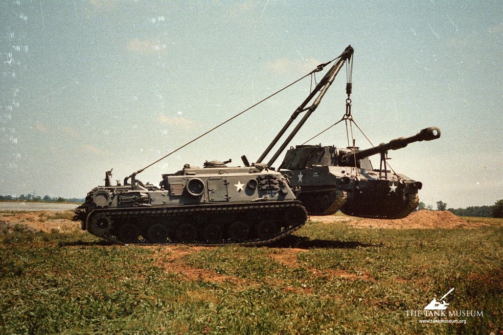 Lituânia recupera blindado submerso em pântano que transportava quatro soldados americanos ...