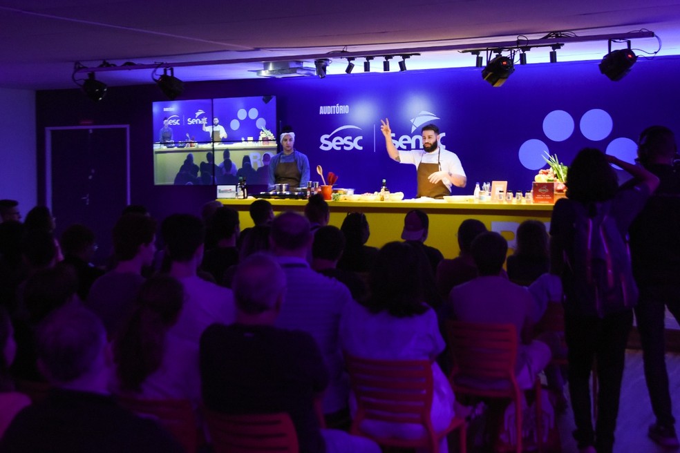 Pedro Benoliel ensina receita árabe e lota auditório