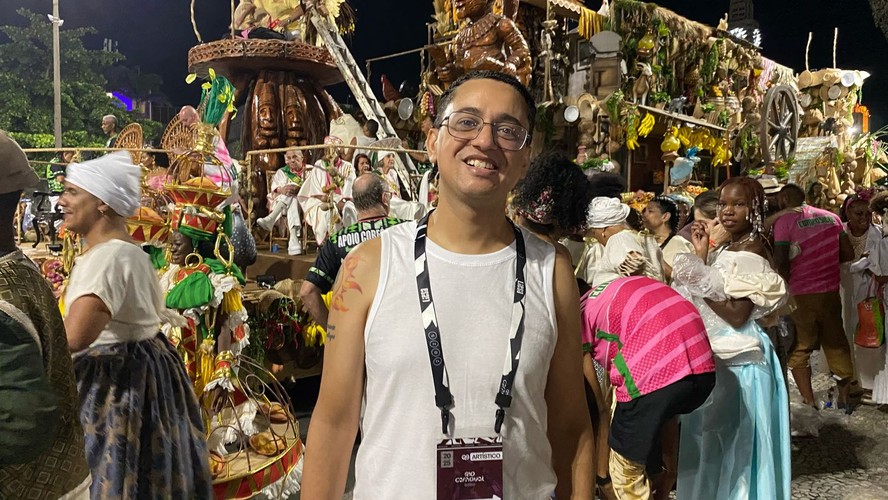 Virado: depois de desfilar em SP no amanhecer, carnavalesco da Mangueira viajou direto para a ...