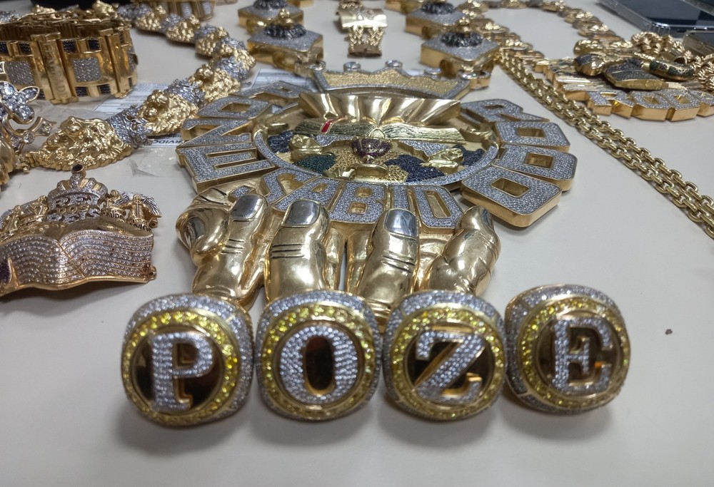 Cordões de 2 kg, carrões e 'castelo': a fortuna de MC Poze do Rodo, que ...