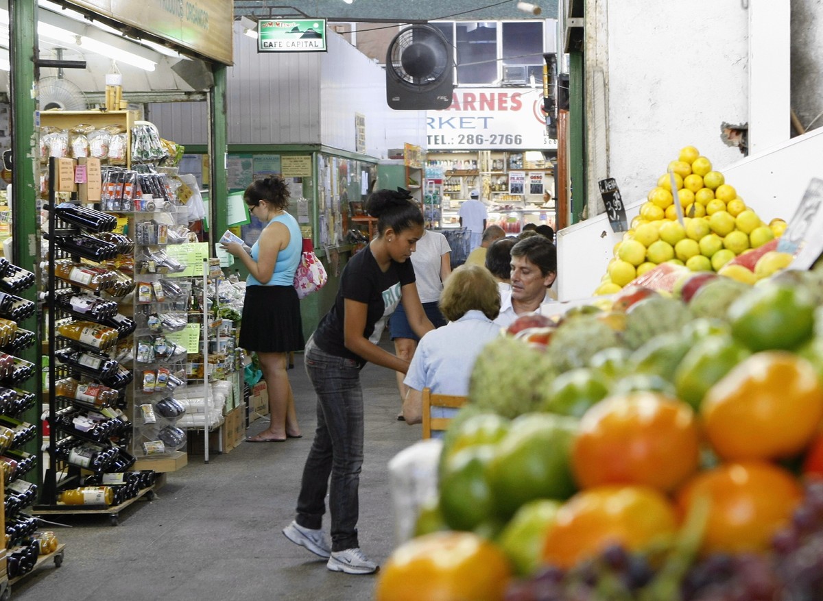 Cobal do Humaitá abre licitação de aluguel de 33 lojas vazias