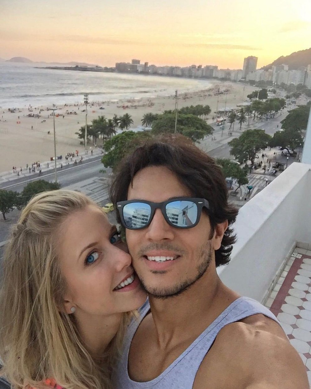 Gabriela Prioli comemora oito anos de relacionamento com o DJ Thiago Mansur