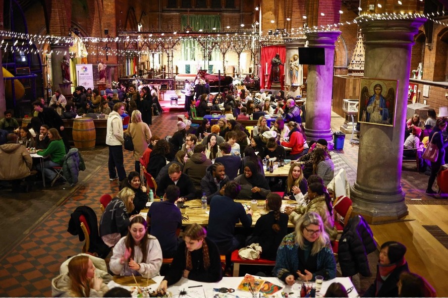 'Detox digital': moda em Londres é curtir as noites 'longe' do telefone ...