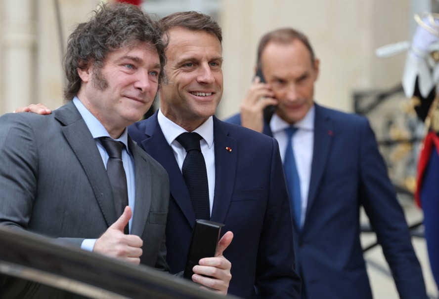 Macron recebe Milei na França após polêmica sobre cânticos racistas da ...
