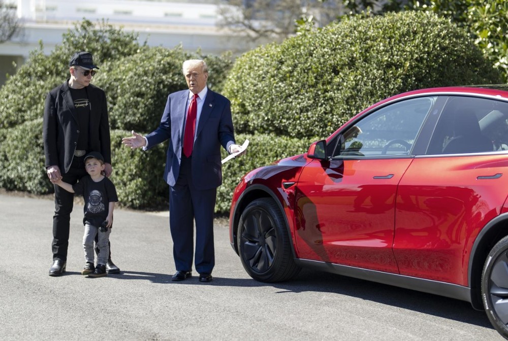 Trump compra carro da Tesla e afaga Musk em frente à Casa Branca: o que ...