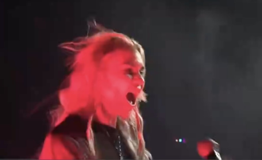 Grimes pede desculpas por DJ set considerado pelas redes sociais ‘o ...