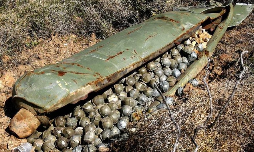 Bombas de fragmentação deixaram mais de 1.200 mortos e feridos na ...