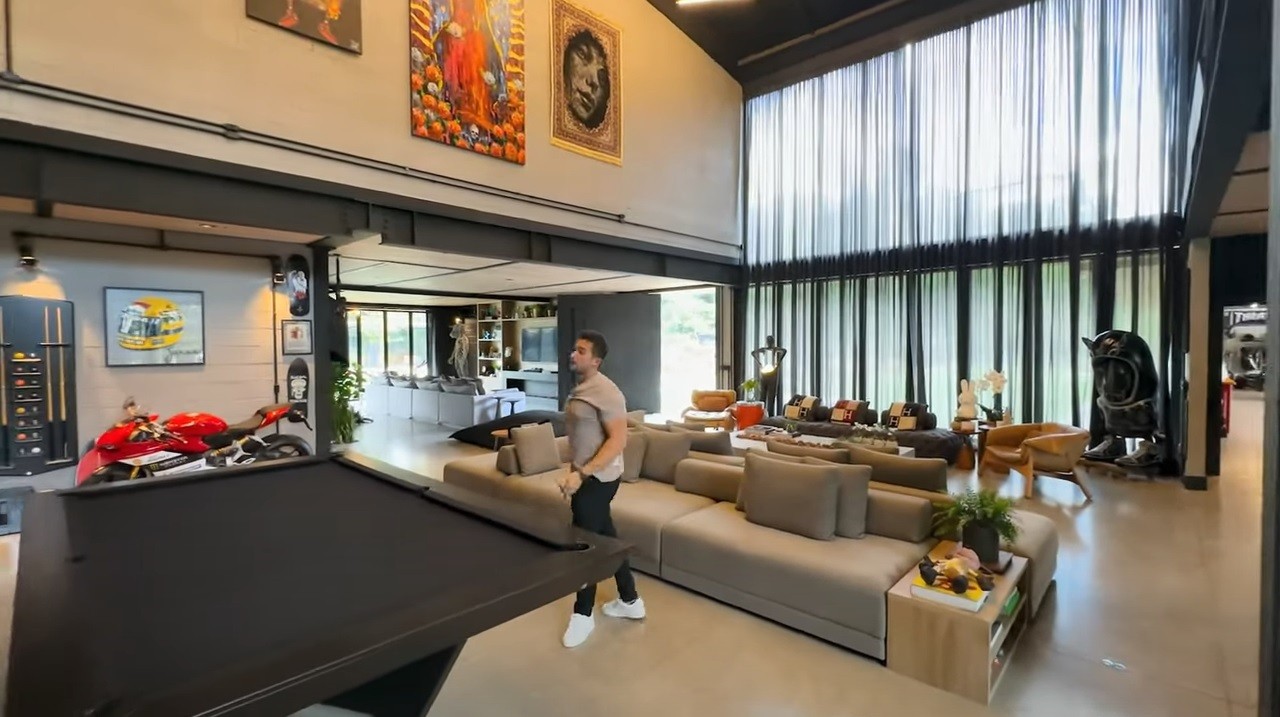 Lago de ozônio, cinema e closet só para tênis: Felipe Titto põe mansão à venda por R$ 30 milhões