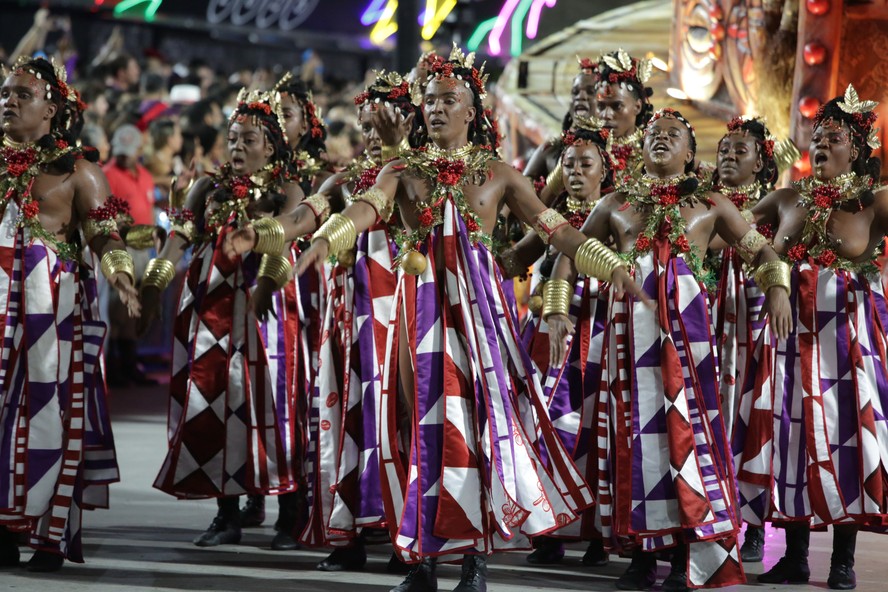 Quais escolas de samba desfilam na terça-feira de carnaval no Rio?