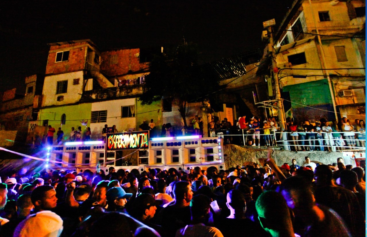Livro mostra cenas de favelas do Rio pelas lentes de fotógrafo morador ...