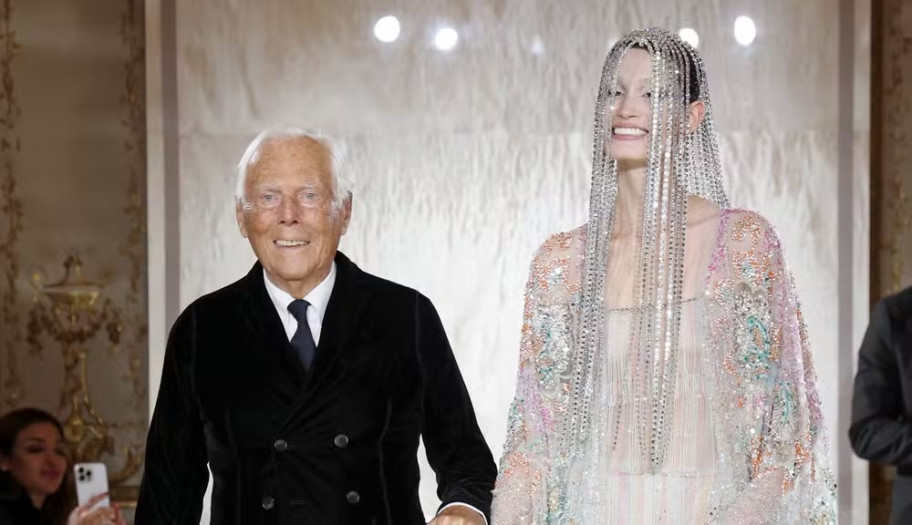 Morre Giorgio Armani: Fãs entregam flores a seguranças da sede da grife ...
