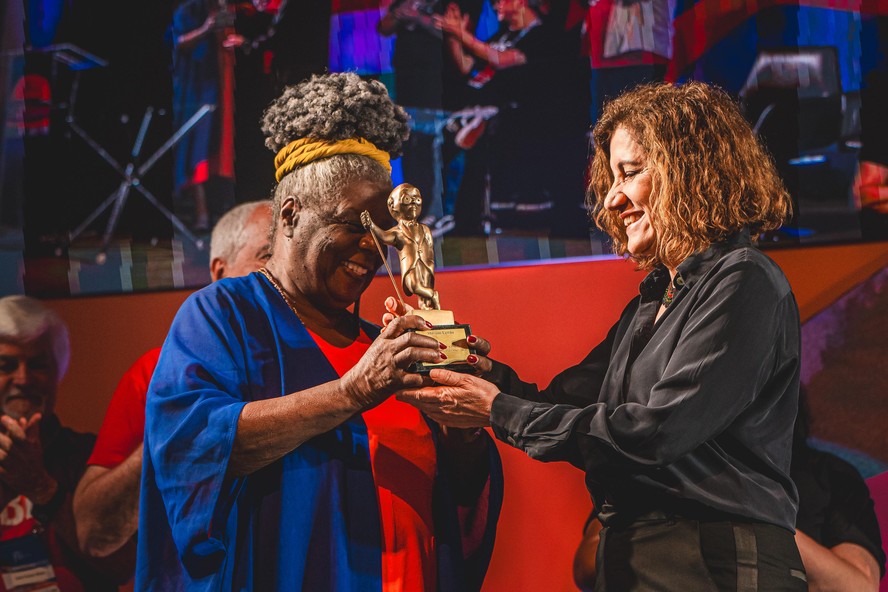 Míriam Leitão recebe o troféu Juca Pato de Intelectual do Ano em ...