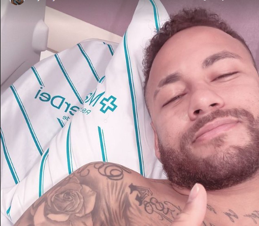 Neymar recebe alta após cirurgia no joelho
