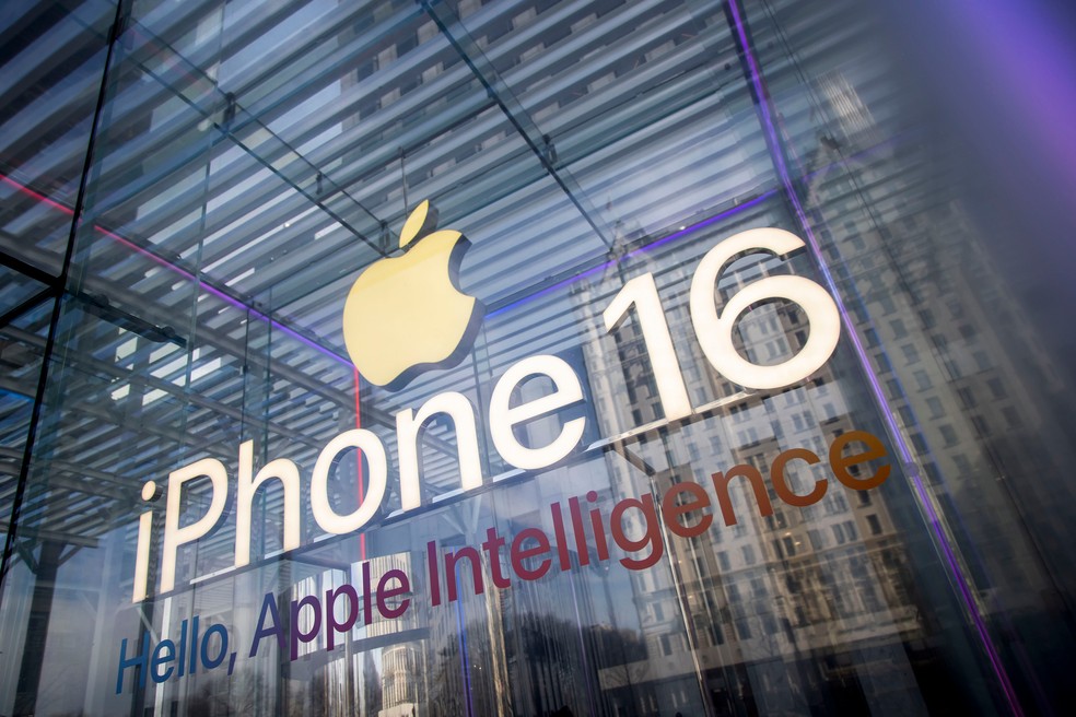 Com ações em baixa, Apple enfrenta críticas e apelos por avanços em ...