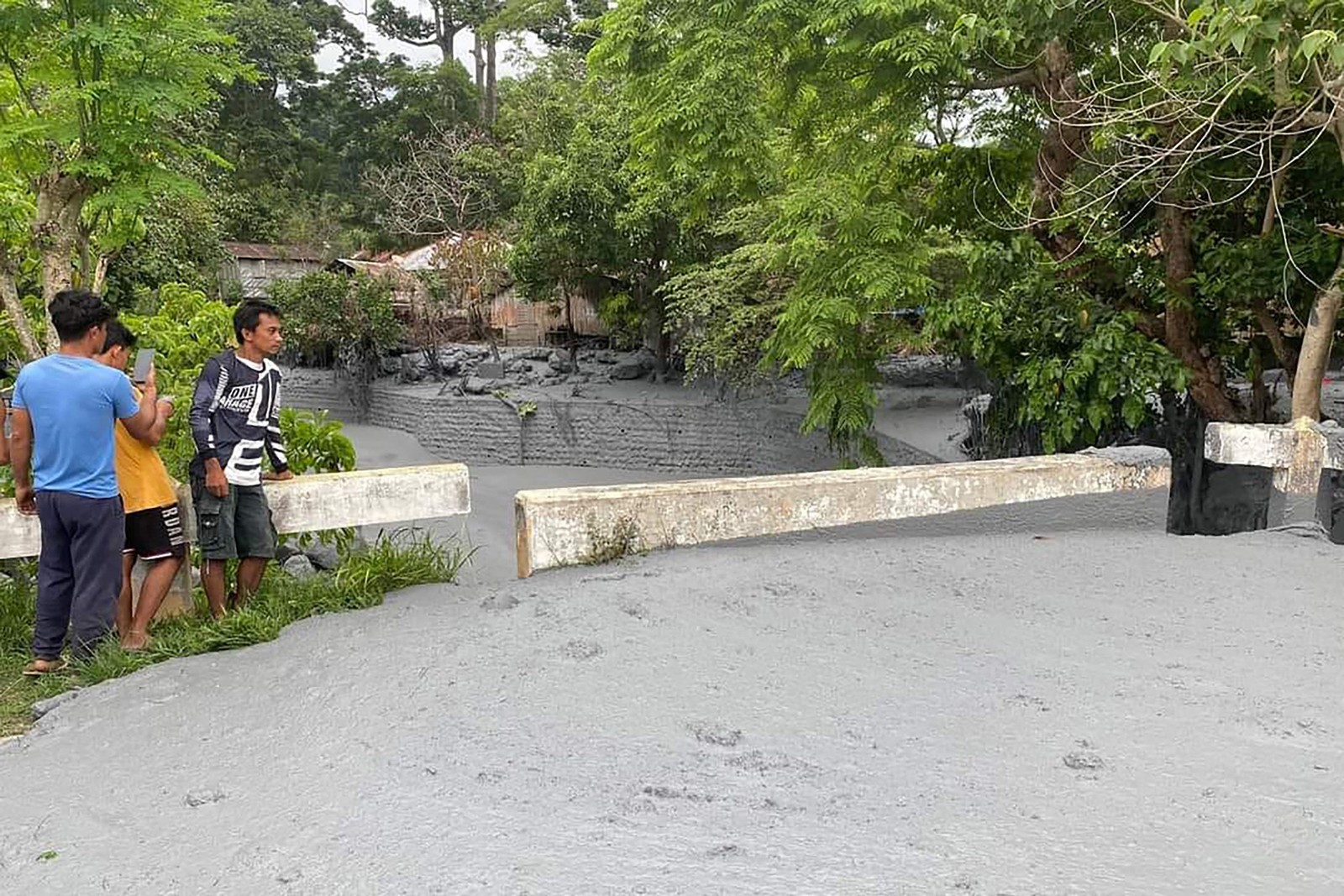 Vídeo: 'Lava fria' invade as ruas de vilarejo nas Filipinas dois dias ...
