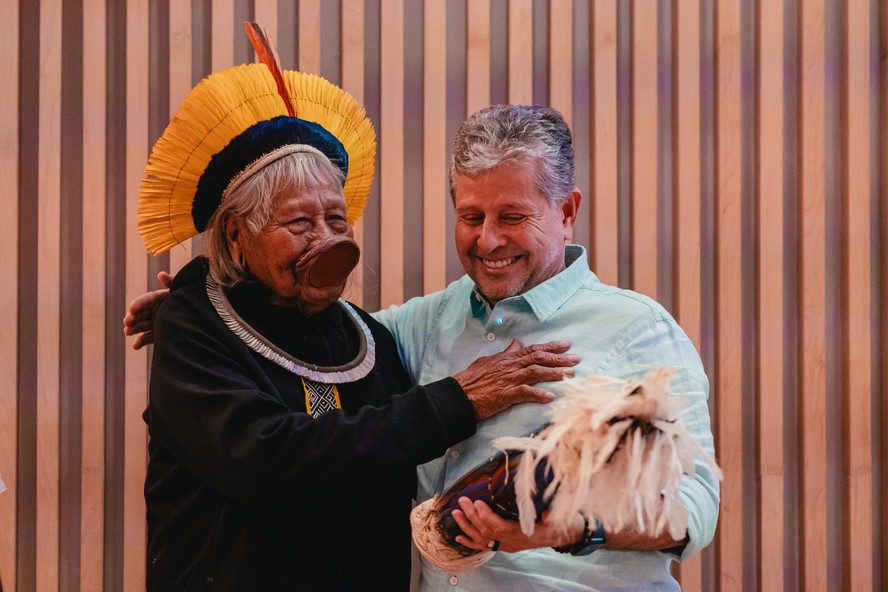 Cocar utilizado pelo Cacique Raoni em turnê com Sting é comprado pelo ...