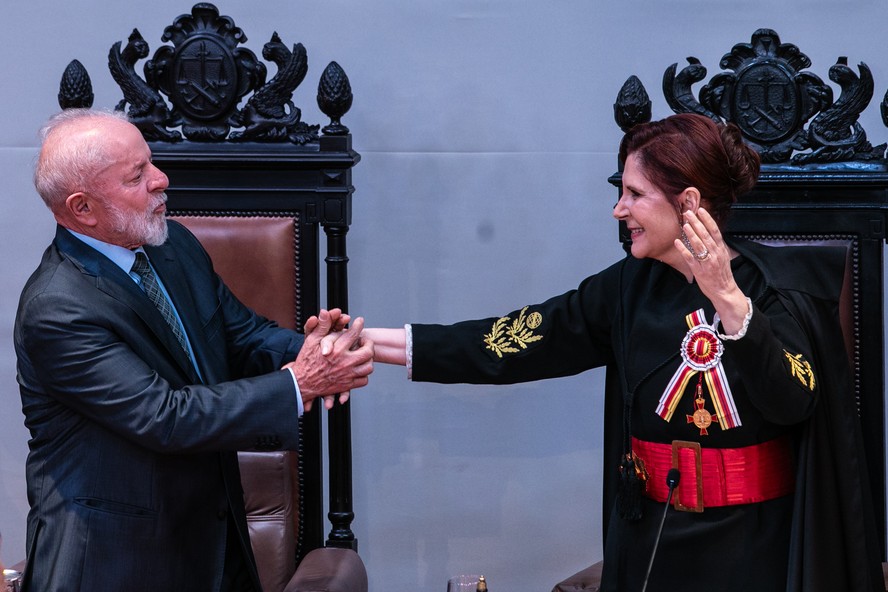 Com cobrança pública a Lula, primeira mulher toma posse como presidente ...