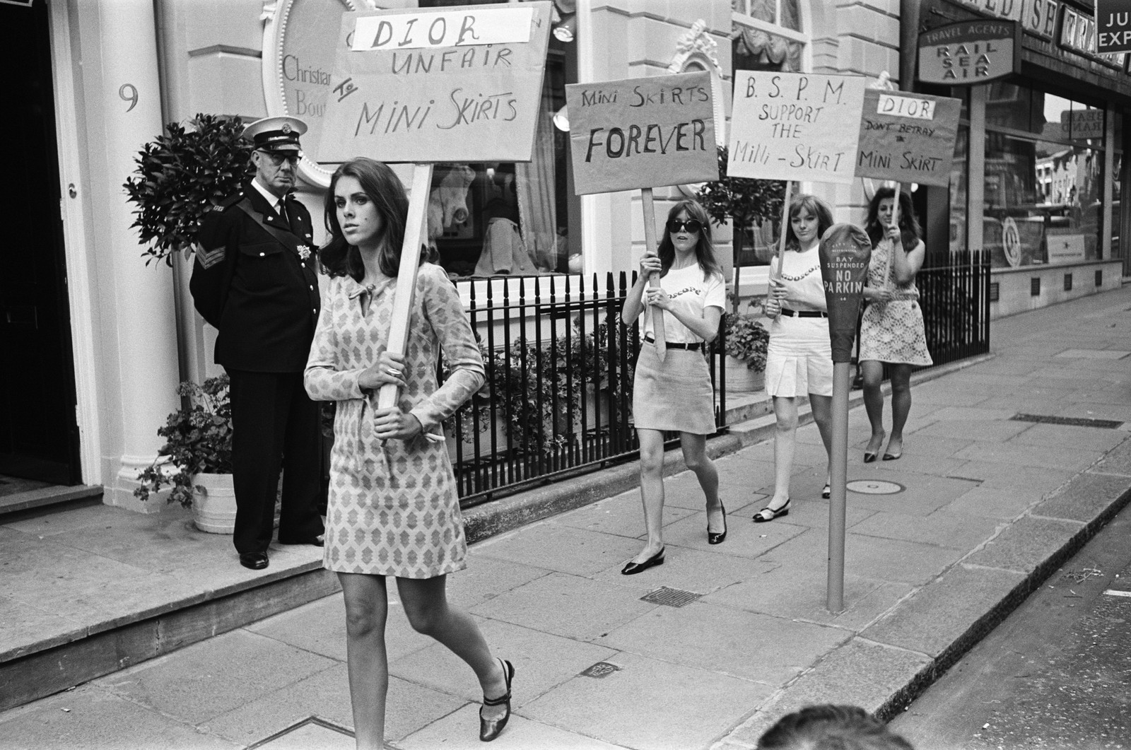 Mary Quant, estilista que popularizou a minissaia na década de 1960, morre aos 93 anos