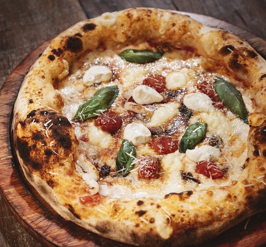 Conheça a pizzaria carioca eleita 4ª melhor do mundo e dona da pizza do ano