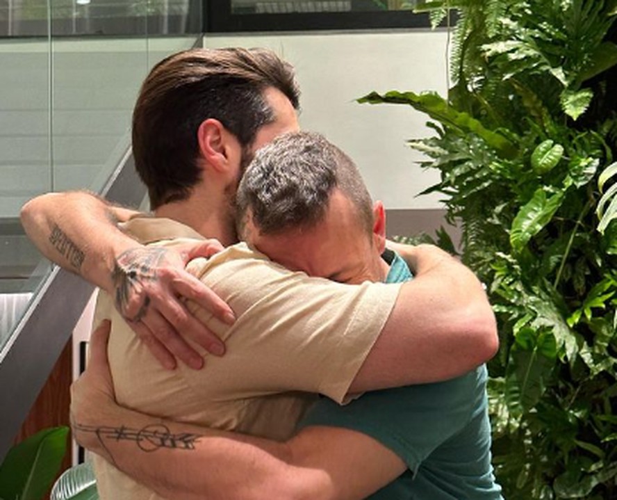 Emocionado, Alok celebra reencontro com o pai, que escapou de ataque ...