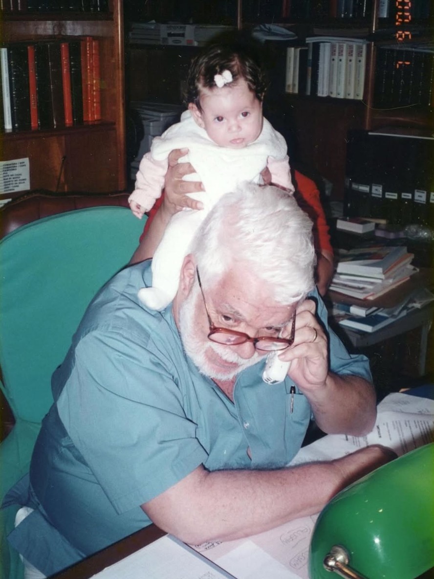 Neta de Manoel Carlos faz homenagem ao avô: 'O Leblon sem ele parece vazio'