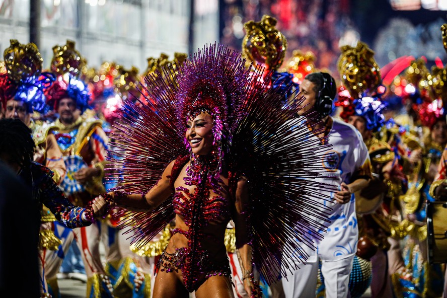 Carnaval 2024: veja fotos de rainhas de bateria e musas do segundo dia de desfiles do Grupo Especial