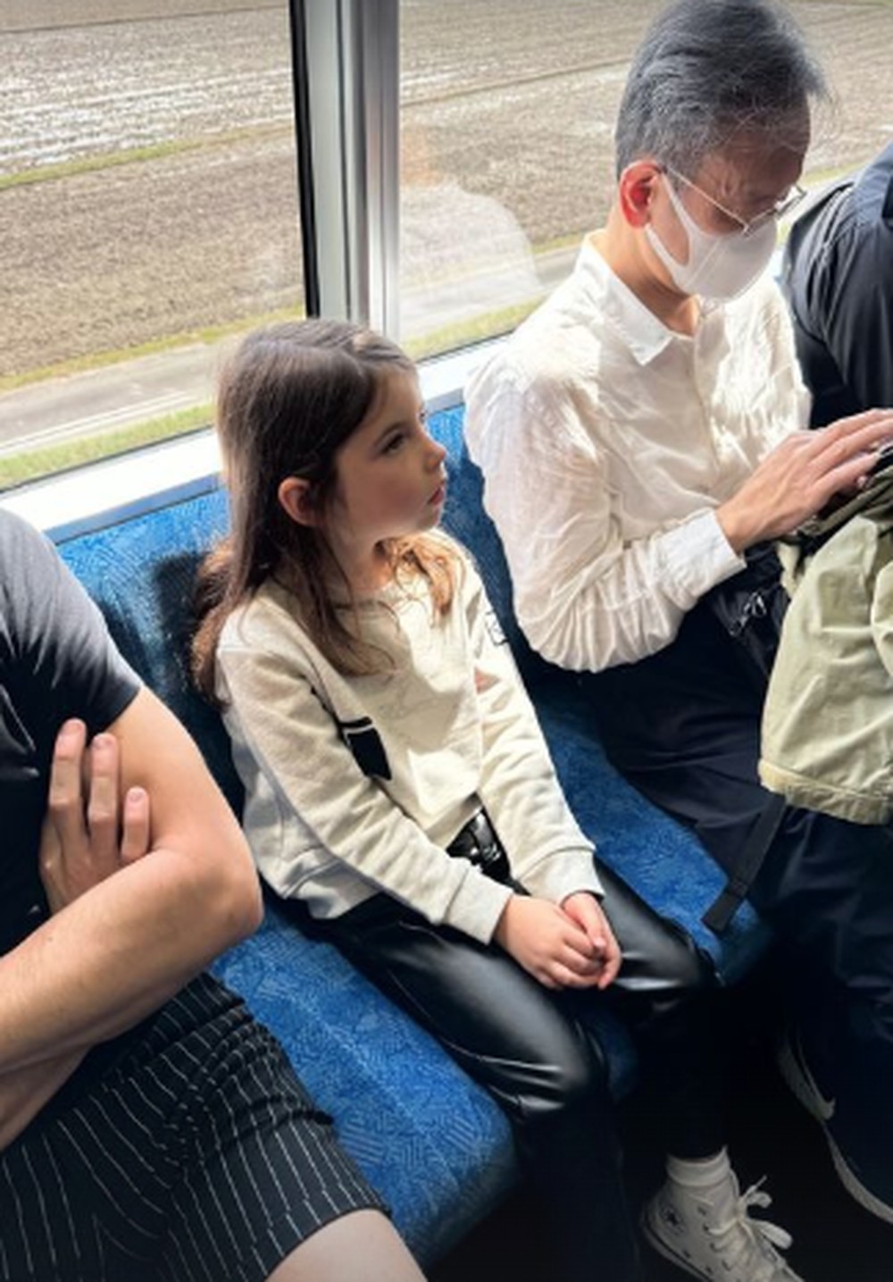 Kelly Piquet anda de trem lotado no Japão para ver Verstappen e beija ...