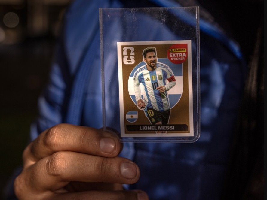 Messi mania: figurinha dourada do craque sai a preço de ouro na Argentina